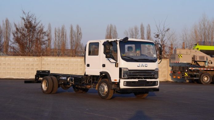 В Україні дебютувала вантажівка JAC N120 із дворядною кабіною - ZUBR.in.ua