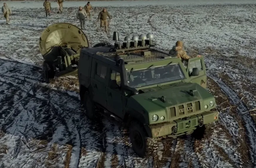 Бронеавтомобіль IVECO LMV допомагає українським військовим перевозити рідкісний міномет М-240 ...