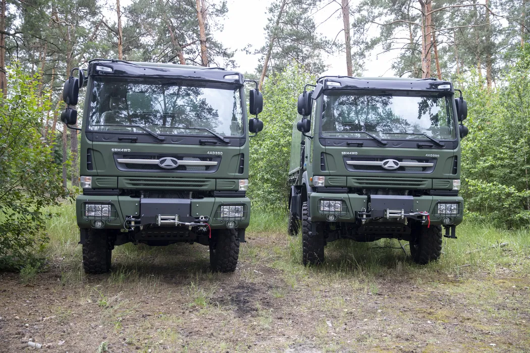 Київська громада передала 2400 дронів і нові вантажівки 4x4 для Тероборони та штурмової бригади ...